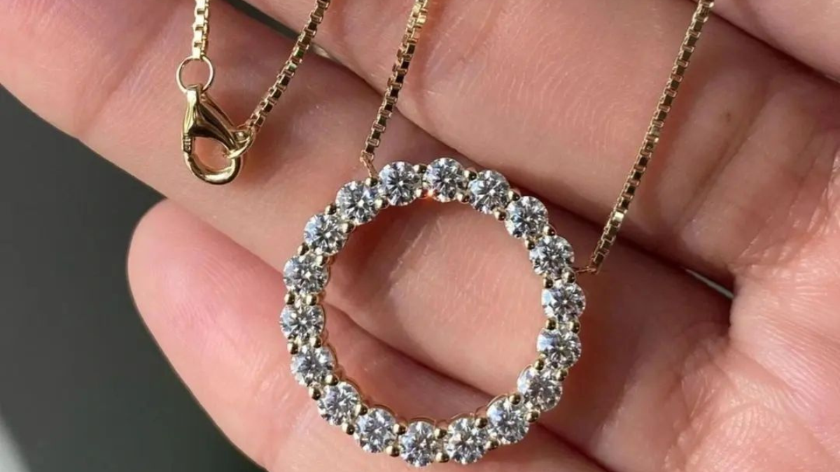 Why Every Woman Should Have Moissanite Pendants – Caratbazaar